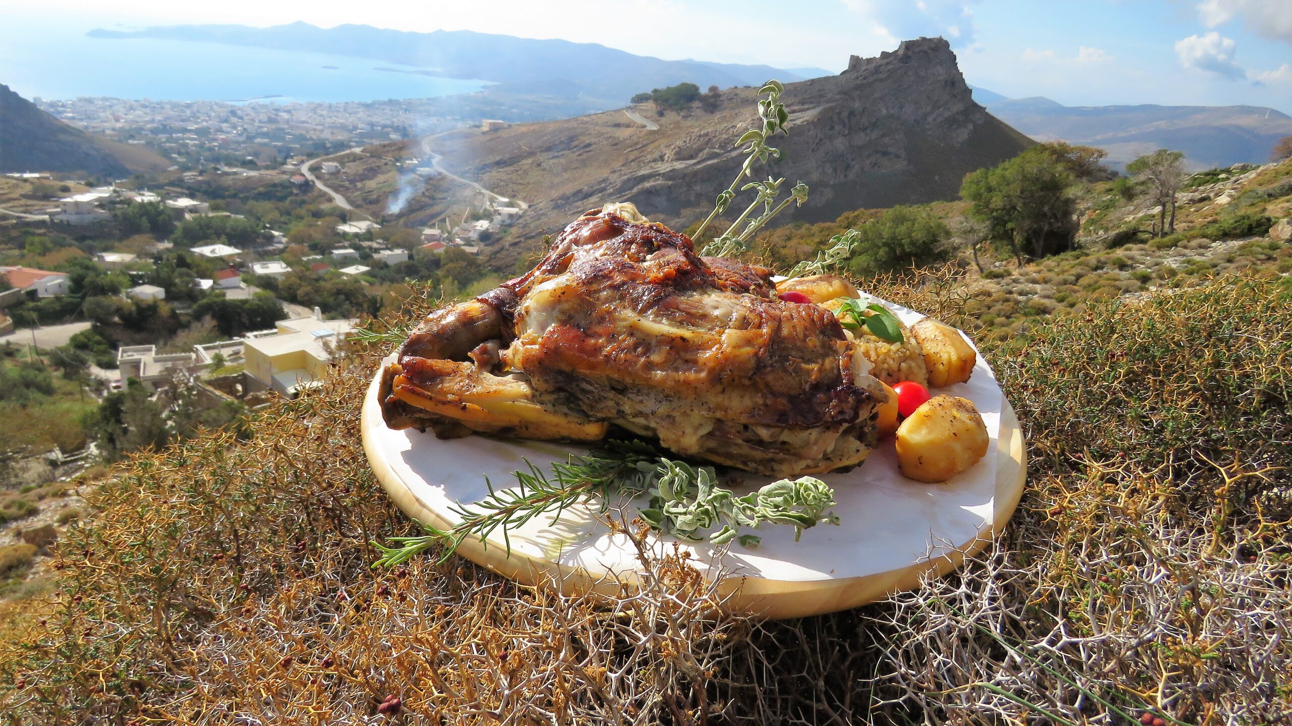 Κατσικάκι γεμιστό στη γάστρα - Ζούμε Ωραία