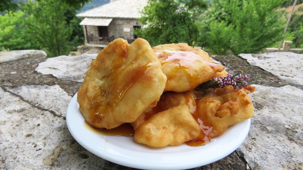 Τηγανόψωμο με μέλι - Ζούμε Ωραία