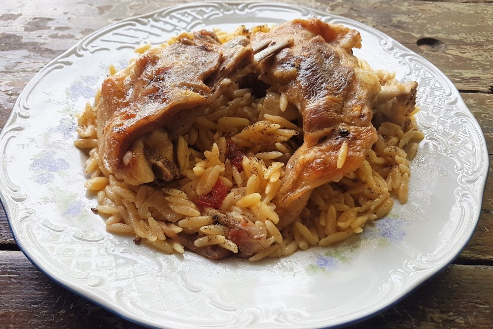 Αρνάκι γιουβέτσι κρασάτο με μανέστρα - Ζούμε Ωραία